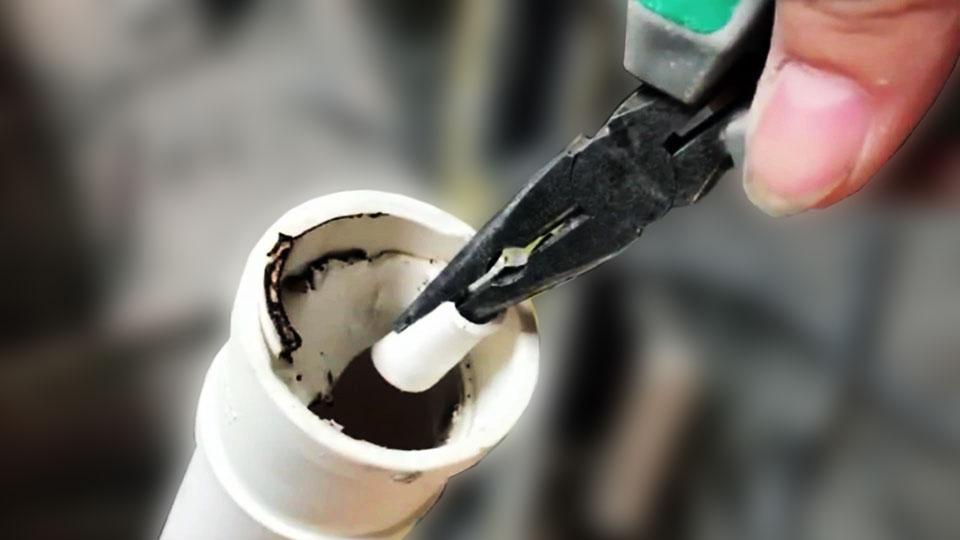 PVC管断在接头里了怎么办?水电工教你一招,不伤PVC管轻松取出断头!