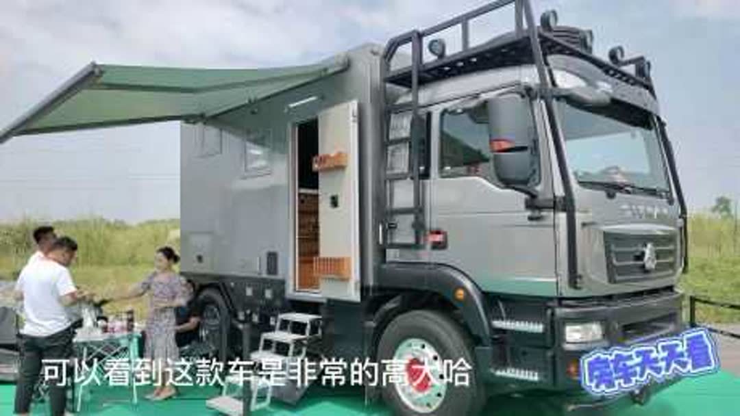 汕德卡底盘改装越野房车亮相,内饰布局惊艳,国产房车里的巨无霸
