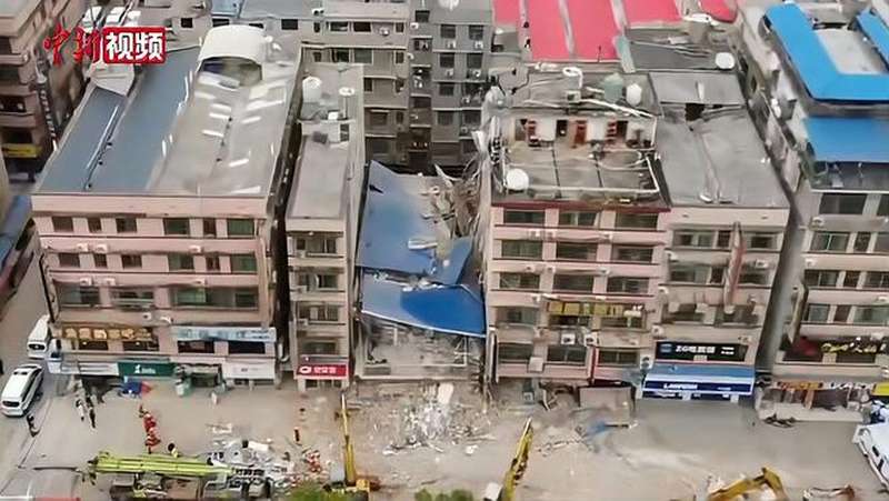 【 长沙倒塌房屋现场已救出5人 】2022年4月29日,长沙市望城区金山...