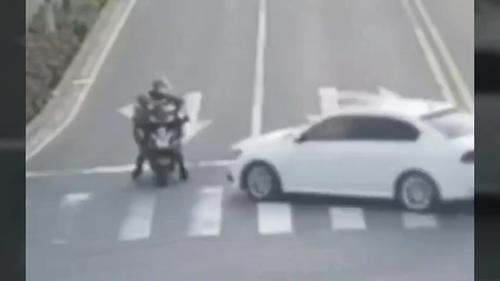 电动车在机动车道等红绿灯,不料女司机的一个操作,导致损失严重