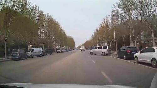 行车记录仪:这种人真不适合开车上路,一看就是觉得自己命太硬