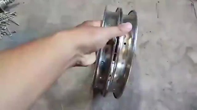 美国小伙自制折叠式电动滑板车,看完我服了,这手艺没谁了!