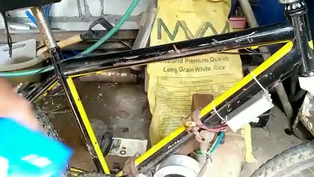 小伙子把平衡车、自行车神组合,一台电动车就完成了,创意十足!