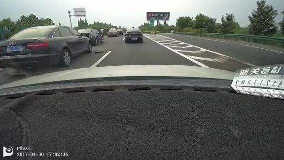 高速路上五车连环追尾,好危险!