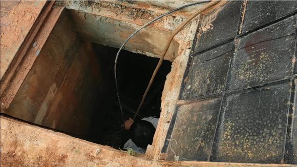 今天看一下从电缆井里面拉出来的电缆,全部是用人工来的