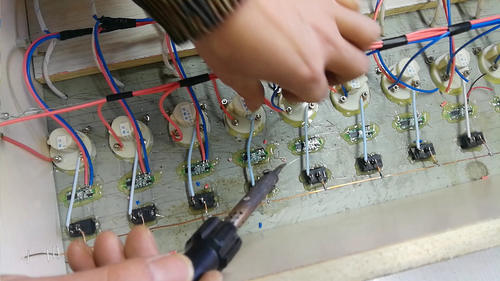 自己动手制作十节锂电池充电器!锂电池电压表线路的焊接