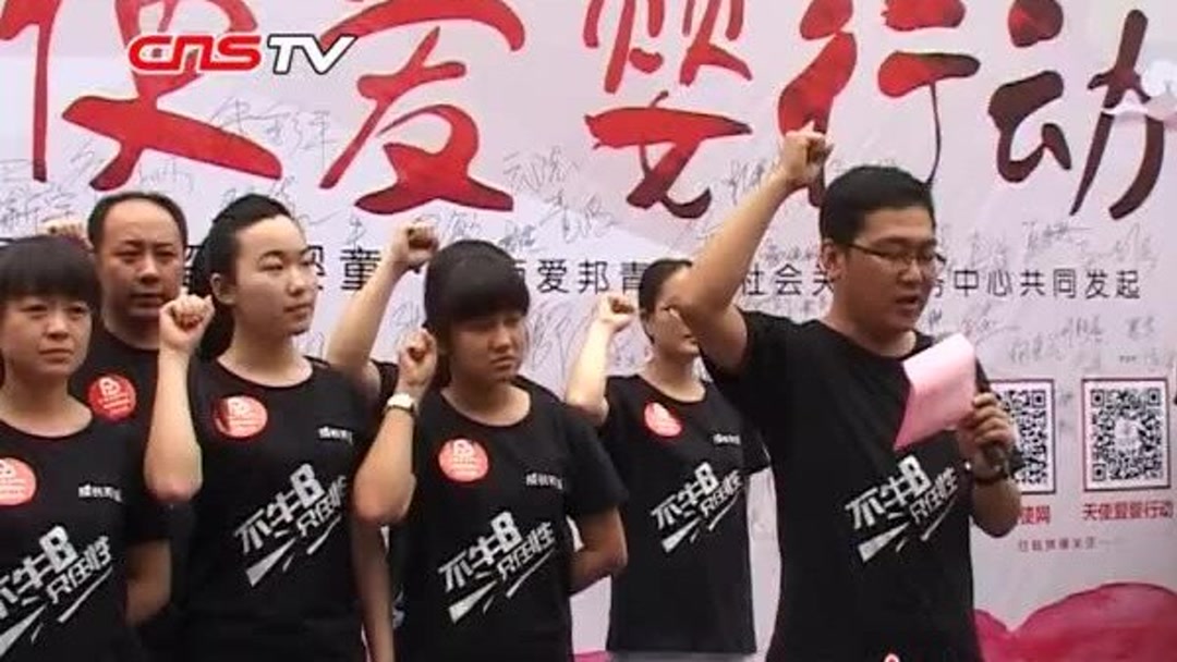 半裸男模现身太原 为捐奶粉做宣传