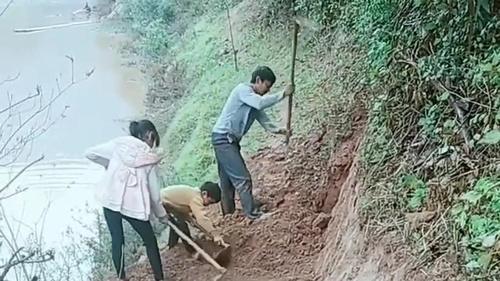 全家总动员,只为过年回家的村民修一条路,看到这一刻真是暖心了