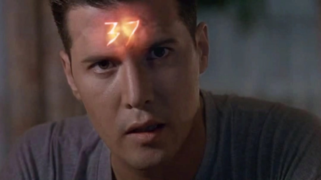 男子发现所有人头上都有数字,得知数字含义后,男子吓坏了