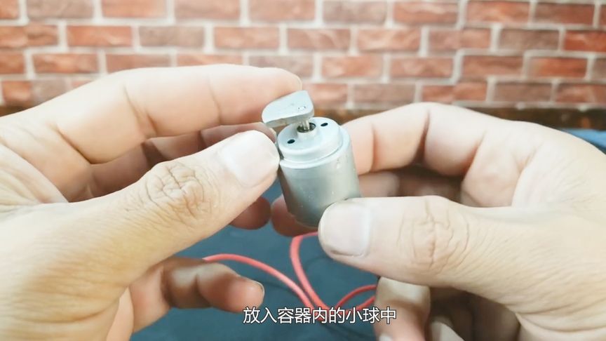 振动器有多好玩?老外把它放入不同物品中,网友:想买一个