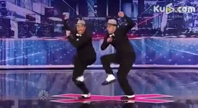 兄弟组合大秀机械舞 动作一致默.