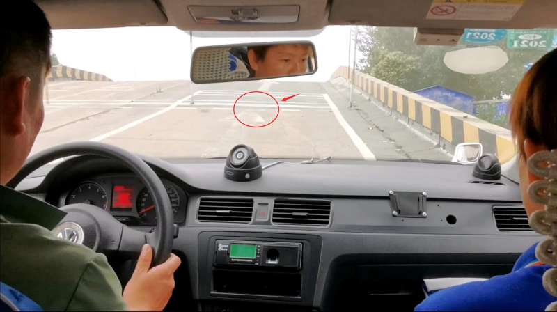 看英姐教你在科目二陡坡起步的时候,如何做到车不偏,不熄火