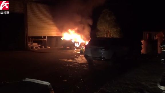 小车漏油路边自燃,消防泡沫枪紧急灭火!防范自燃,这几招要记住