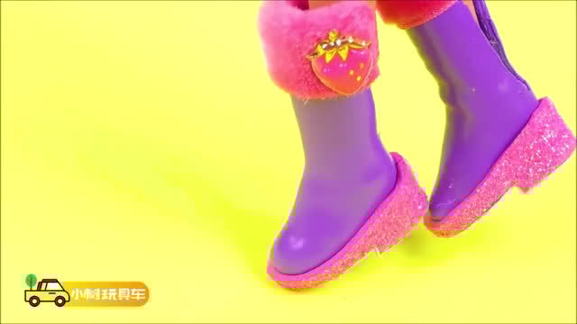 手工制作芭比日常小用品,粉紫搭配加上小草莓的靴子真棒!