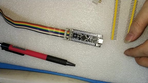 电子小虫自研嵌入式开发板的讲解 可教学、可应用的小巧开发板。