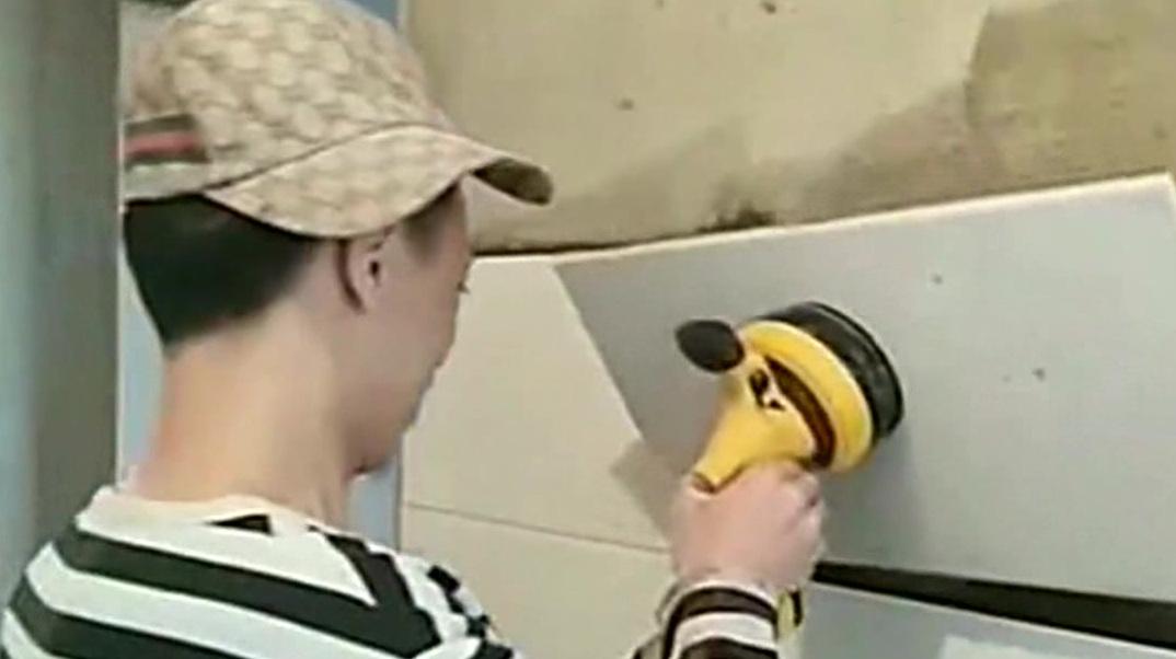 贴瓷砖师傅把振动器用的很巧妙,但是他的手上的功夫,不简单