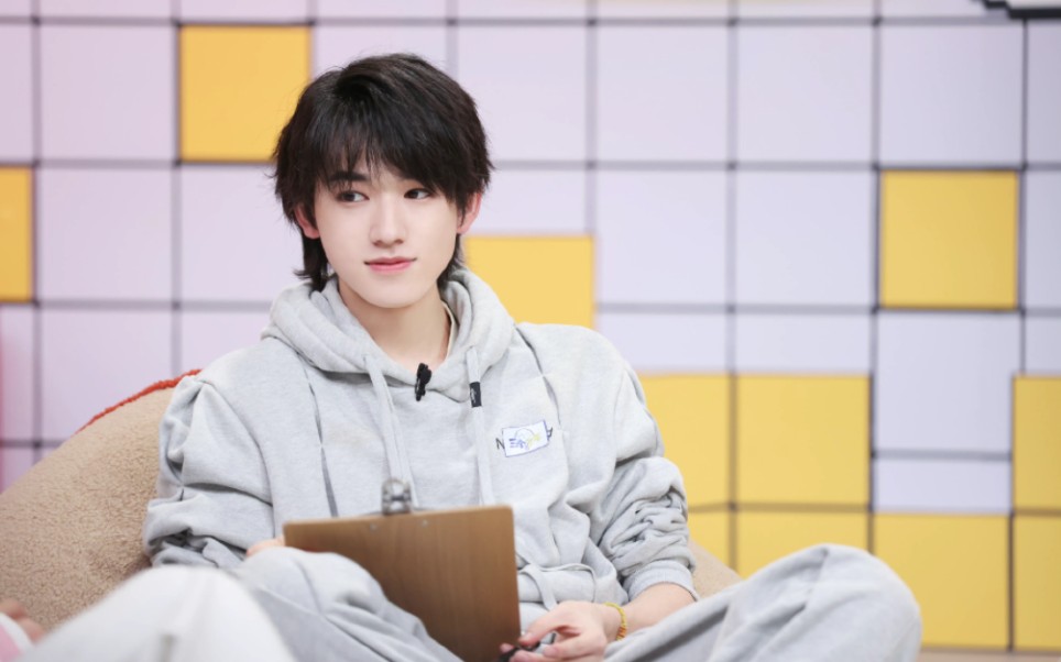 【TNT时代少年团宋亚轩reaction】路人看微博感叹一句,好可爱啊啊...