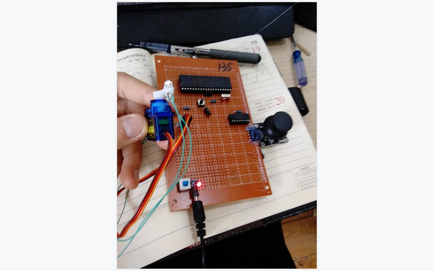 ...的智能云台控制简易机械臂机械手摇杆控制舵机机器人系统设计+灯...