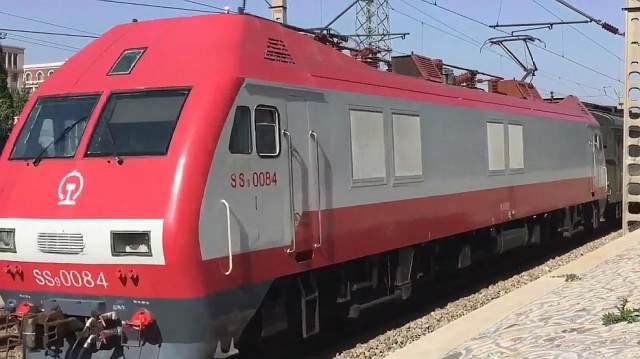 特快绿皮车运行起来是什么效果?跟动车比较又如何?一起来看看