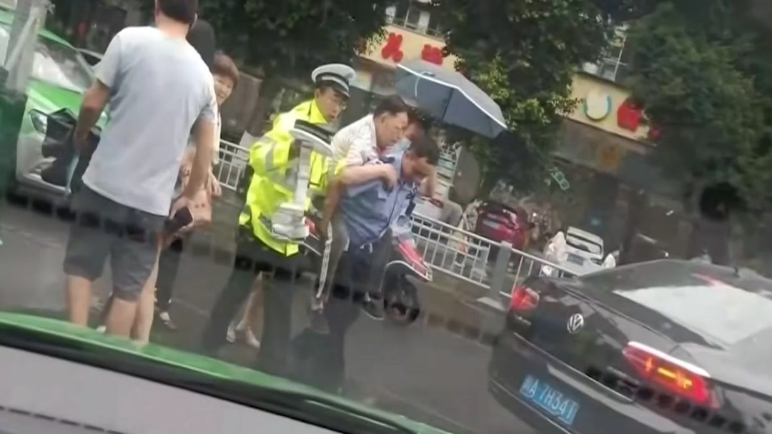 交警背老人就医,热心市民伸手相助,暖心照片刷爆微信群传递温暖