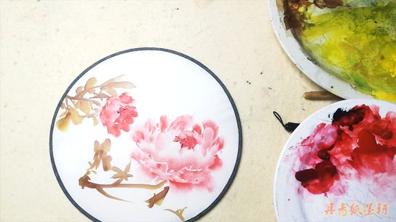 国画写意牡丹,为什么团扇适合简单画法,因为复杂画法笔多没效果