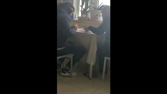 周未,一边帮学生填学籍卡一边带宝贝,俩不误