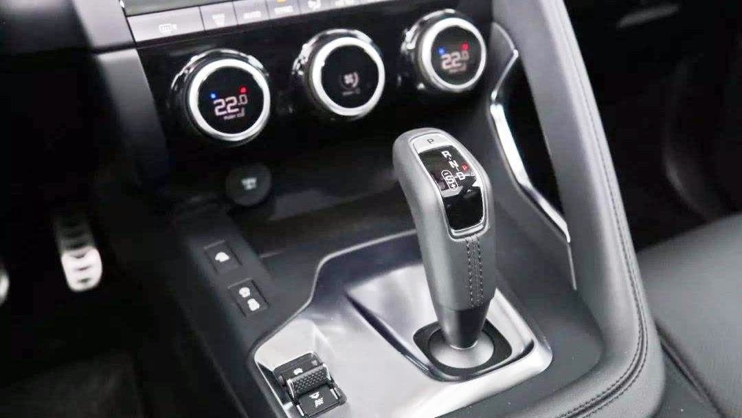 手自一体车上陡坡,新手的你别只会踩油门,老司机教你操作技巧!