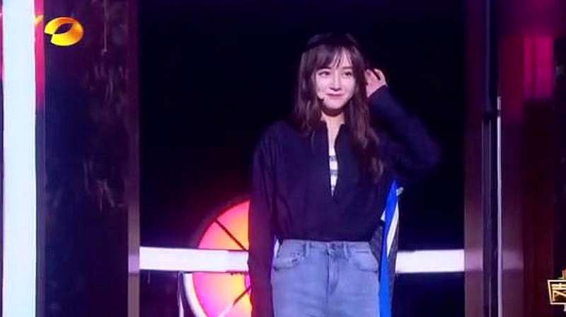 迪丽热巴惊艳登场模仿母鸡叫声,简直跟口技演员一样,太不可思议