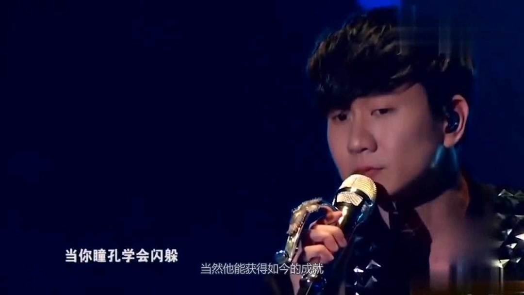 最近这首歌火了,林俊杰深情的演唱,上面的评委忍不住了