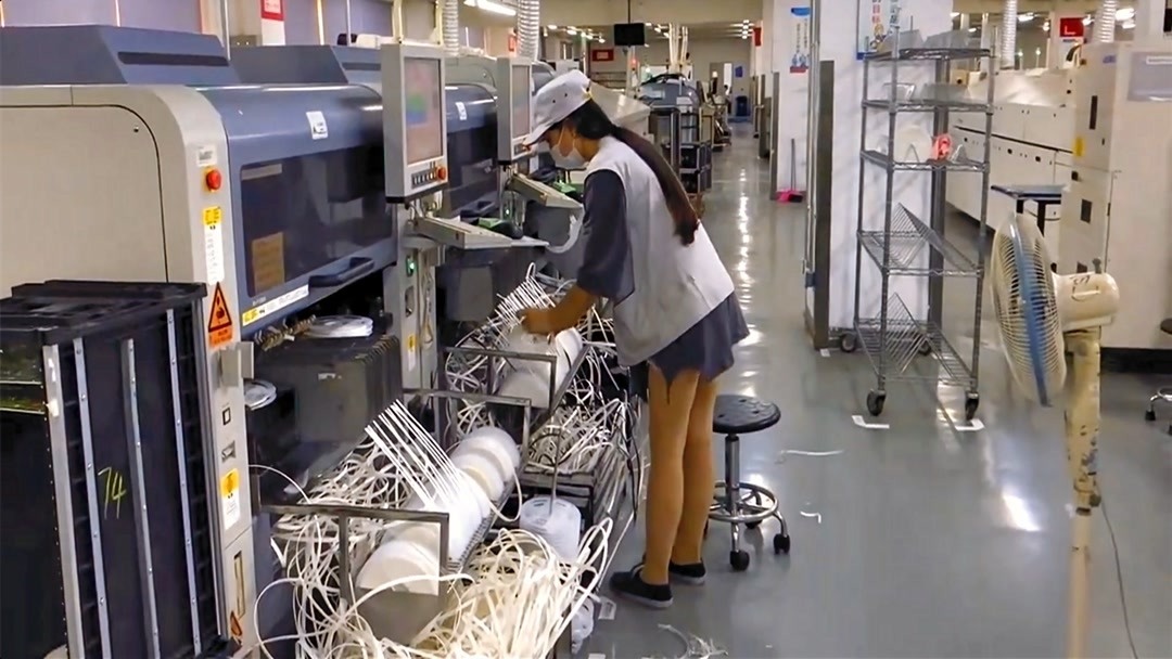 工厂生产车间全是自动化机器,没看到几个员工来上班,到底为什么