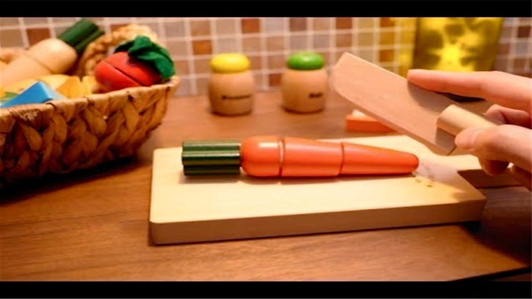 解压定格动画:木制玩具切割食品教育视频