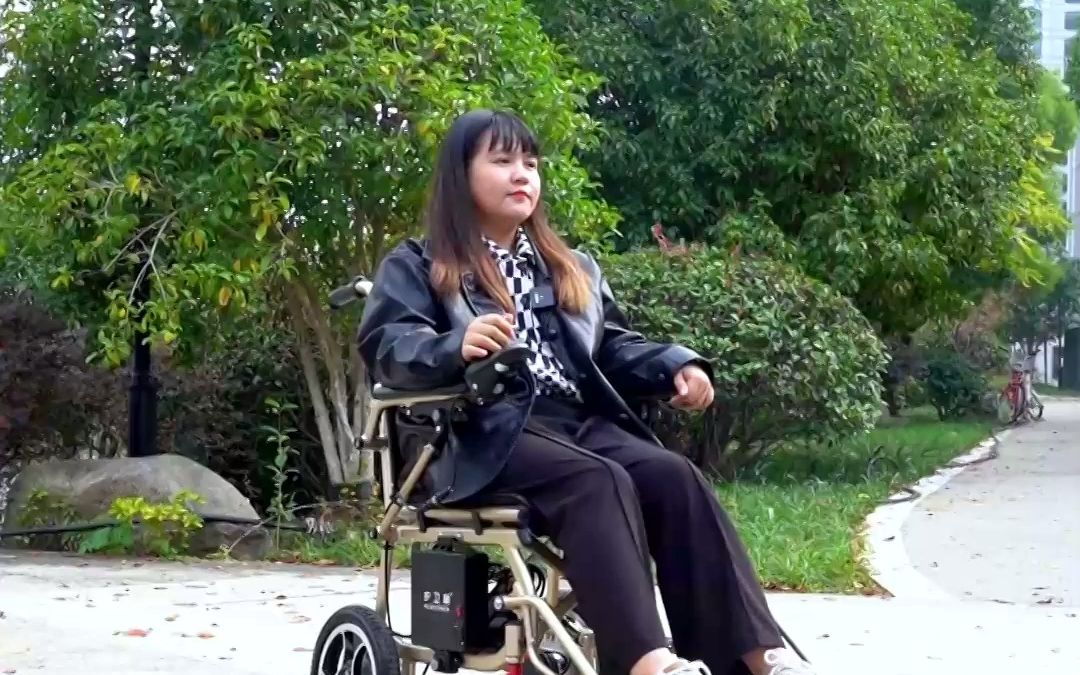 便捷又轻便的电动轮椅,能够快速折叠单手就能提起来,你一定没见过。