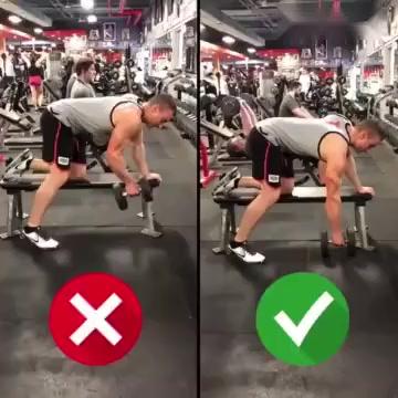 #运动教室# #凌云健身# 单手哑铃划船是一个训练背部的动作,但是很多...