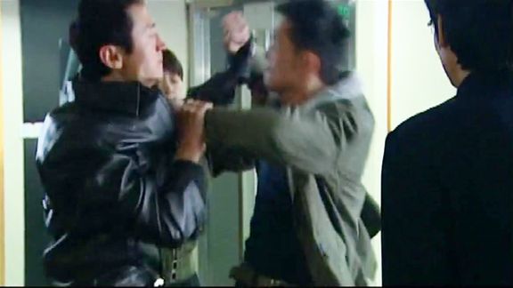 黑社会老大的手下真嚣张呀,竟妨碍警察执行公务,还对警察动手