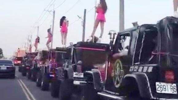 富二代生日豪气十足,狂买五十辆悍马,带上钢管舞模特上街游行