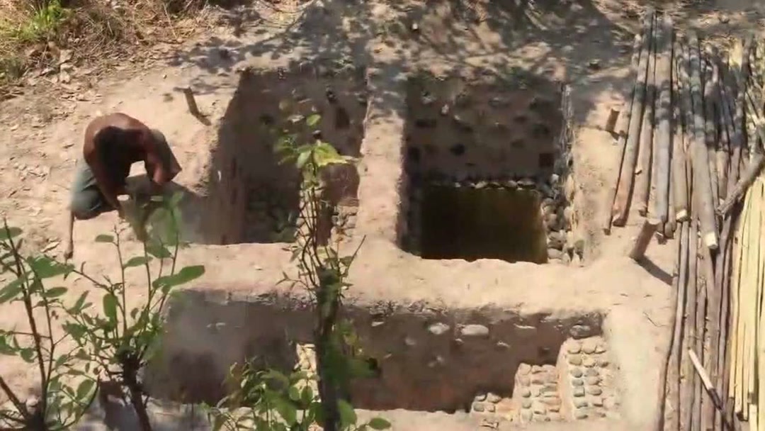 小伙森林打造迷你别墅,用木头和竹子制作房屋,还做了圈养鱼塘