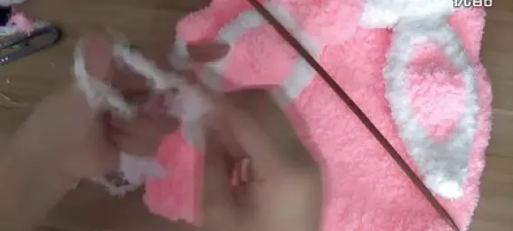 128【新手妈咪编织】珊瑚绒边珊瑚绒兔子马甲毛衣编织教程_标清