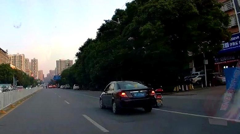 行车记录仪:这两个开车都不走心