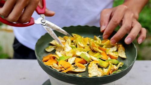 吃桔子剩下的皮,不要扔,简单操作一下,又是1种营养水