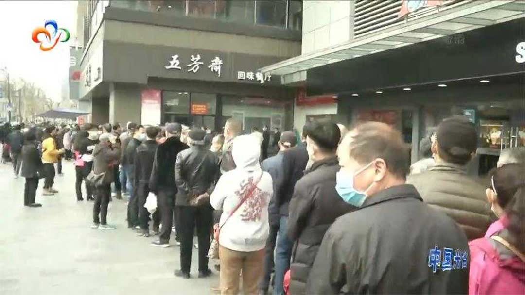 老字号五芳斋:市民排队买汤圆庆佳节