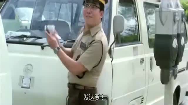 交警和政府人员抢着给汽车开罚单, 真的是搞笑啊, 你绝对没看过