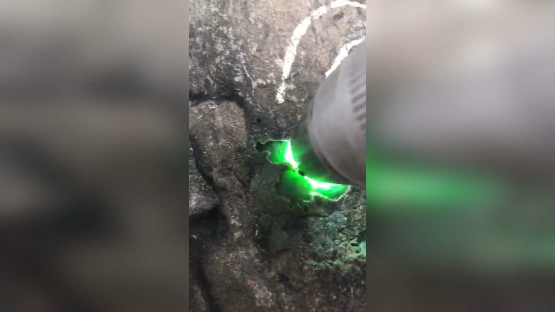 一条色带贯穿的翡翠原石赌石毛料视频——多利多