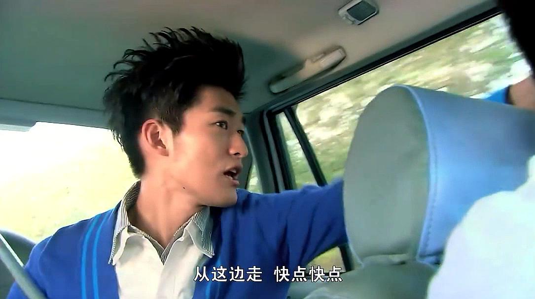 慕容云海和出租车司机抢方向盘,不小心撞到了骑自行车的楚雨荨