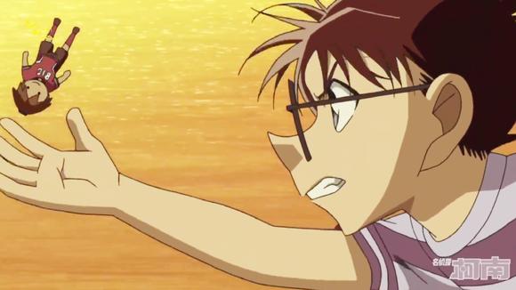 名侦探柯南:柯南的脚力增强鞋真是厉害,帮他飞速接到了手机挂件