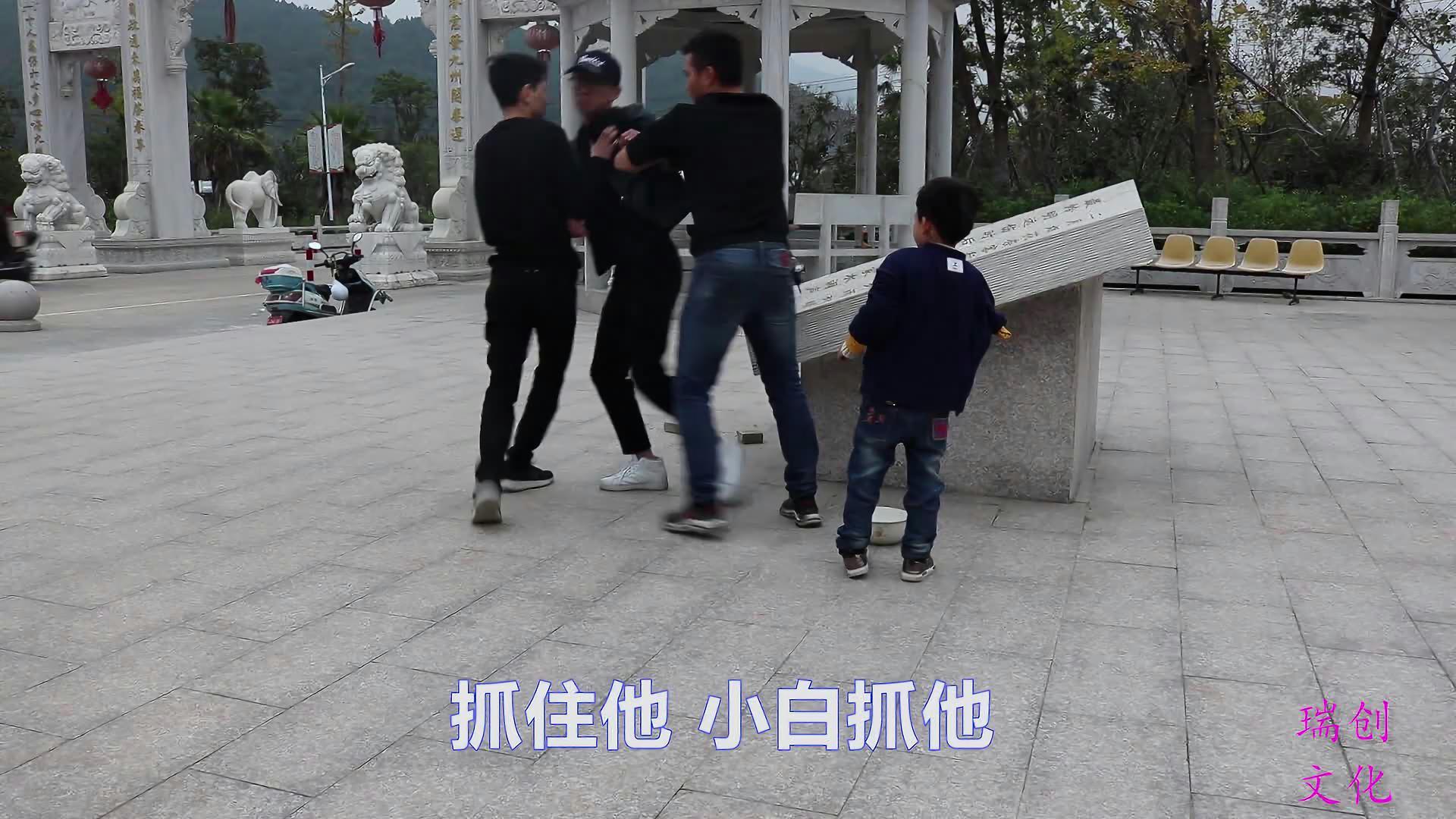 小孩被人贩子拐走手打断,沿街乞讨在广场被两小伙发现英勇相救.