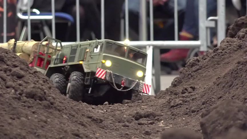 泥泞的道路卡车RC