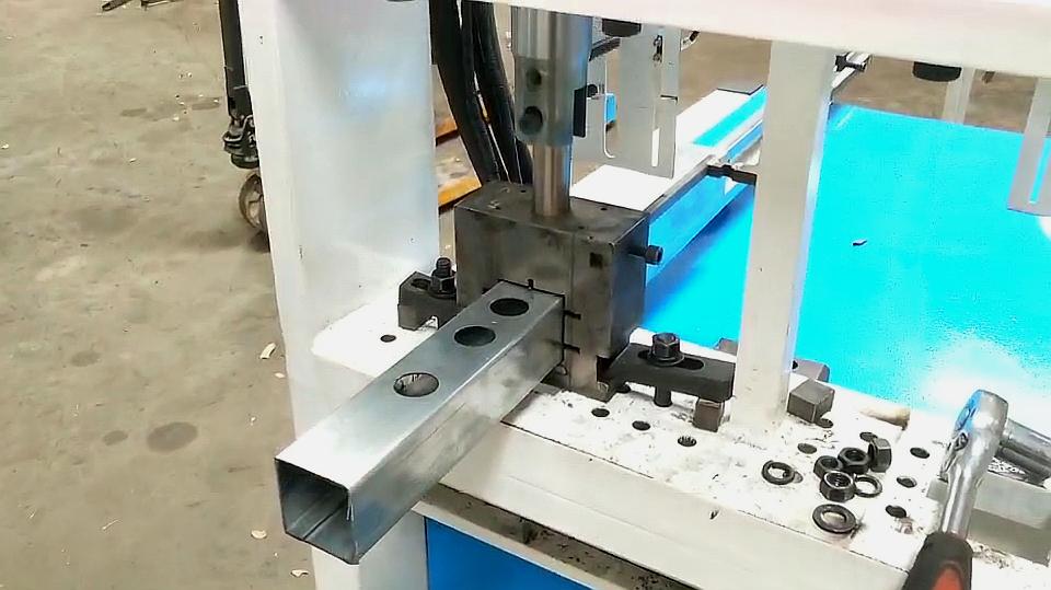 多功能冲孔机镀锌方管冲孔