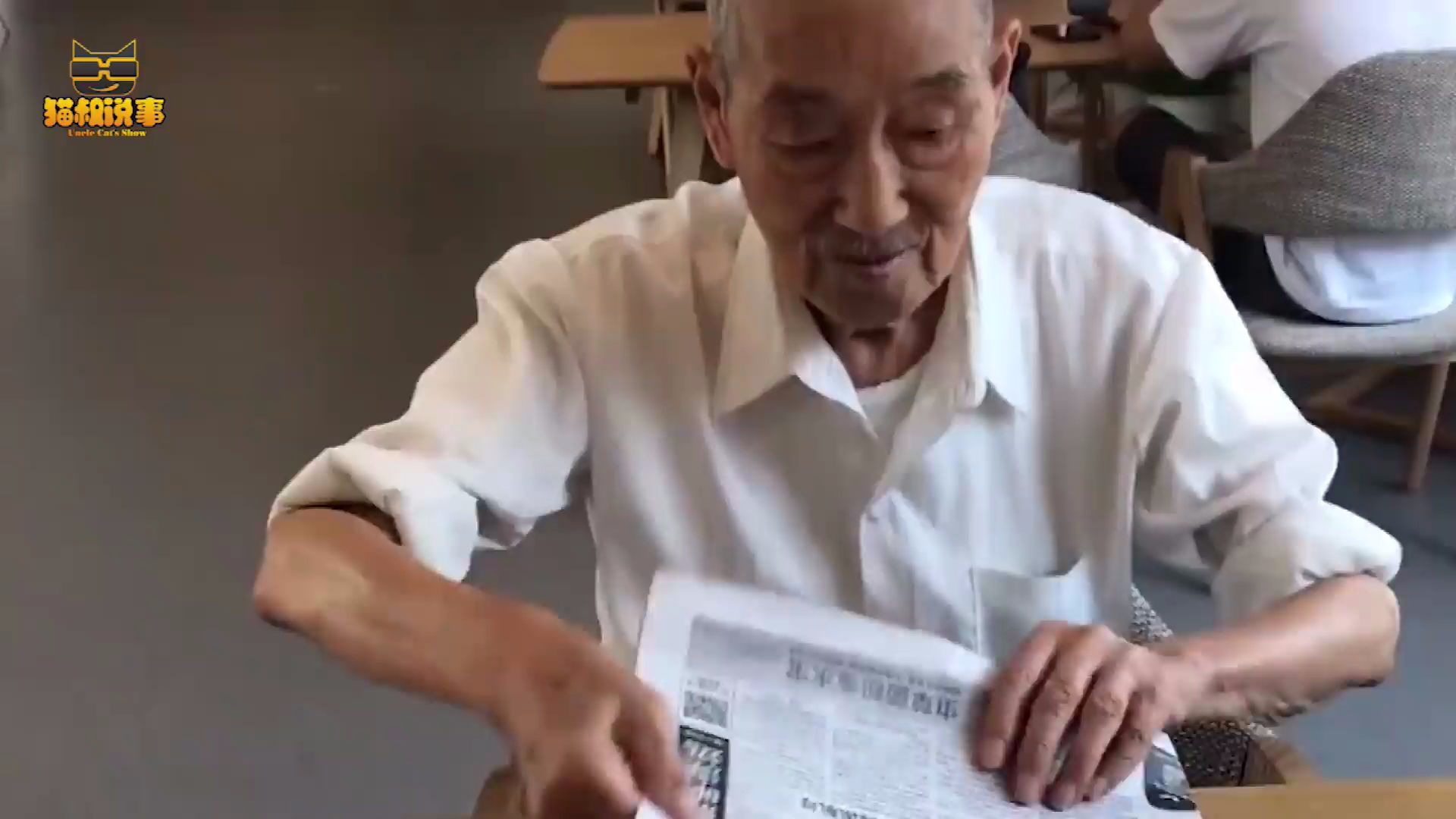 浙江一图书馆为94岁老人设专座 还暖心写字沟通