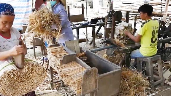 一次性筷子为啥那么便宜?看完制作过程,或许你就明白了!