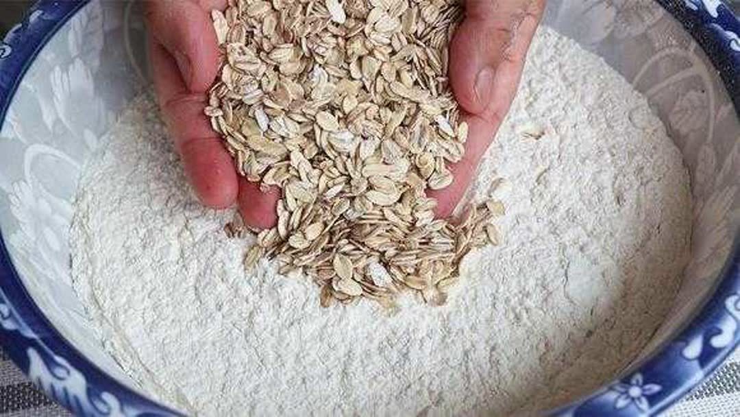 面粉里加一把燕麦,教你营养又好吃的做法,出锅比油条还香,解馋